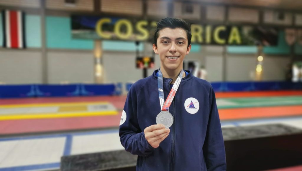 Joven esgrimista costarricense Daniel Ojeda ganó medalla de plata en ...