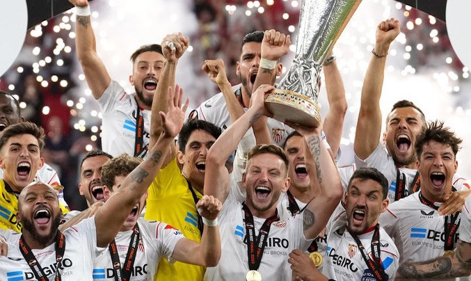 El Sevilla, siete veces campeón de la UEFA Europa League tras ganar a la Roma en los penaltis ...