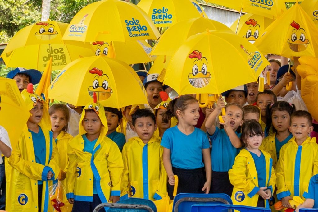 Escolares reciben donación de capas y sombrillas reflectantes para ...