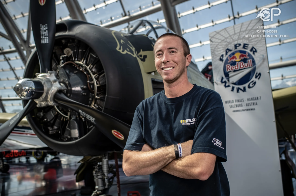 Jake Hardy llega a Costa Rica con la magia de sus aviones de papel ...