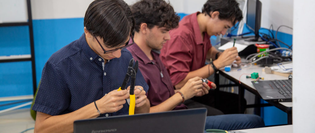 Universidad CENFOTEC ofrece becas completas para estudiantes de primer ...
