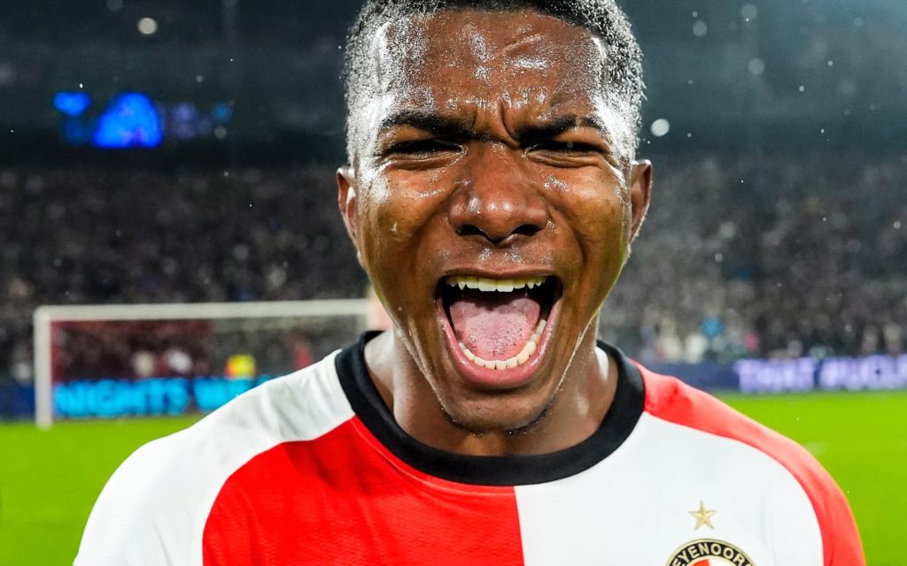 Feyenoord de Jeyland Mitchell avanza a la fase de repechaje en ...