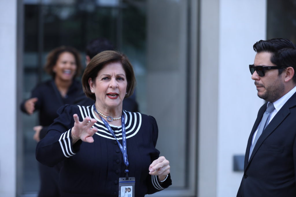 Pilar Cisneros anuncia paralización del plenario para continuar ...