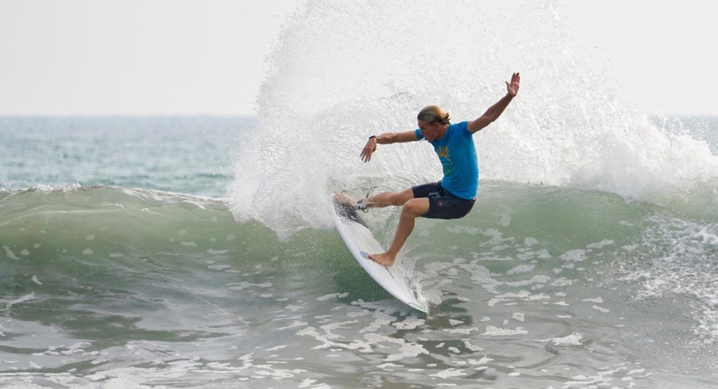 Joven surfista tico Sam Reidy triunfa en Jacó y vuelve a liderar el ...