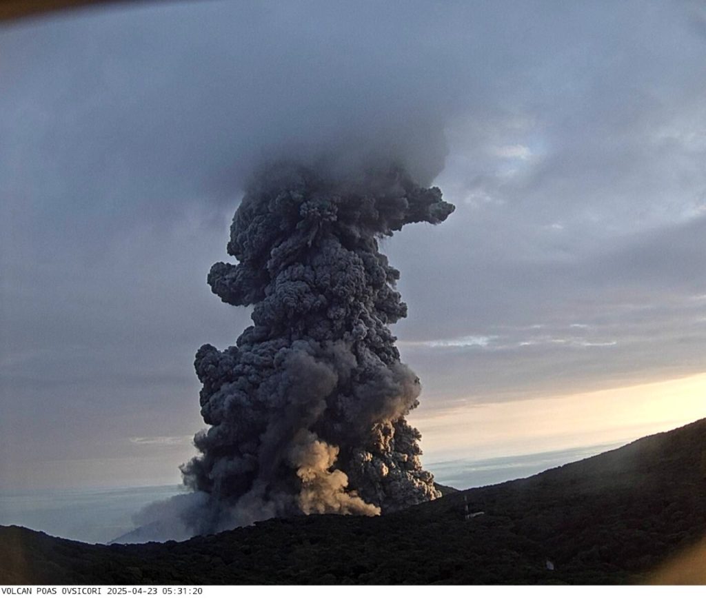 CNE declara alerta roja en el Parque Nacional Volcán Poás tras intensas ...