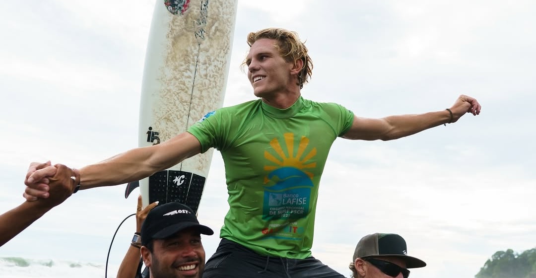 Joven surfista tico Sam Reidy, de 21 años, se proclama campeón nacional ...