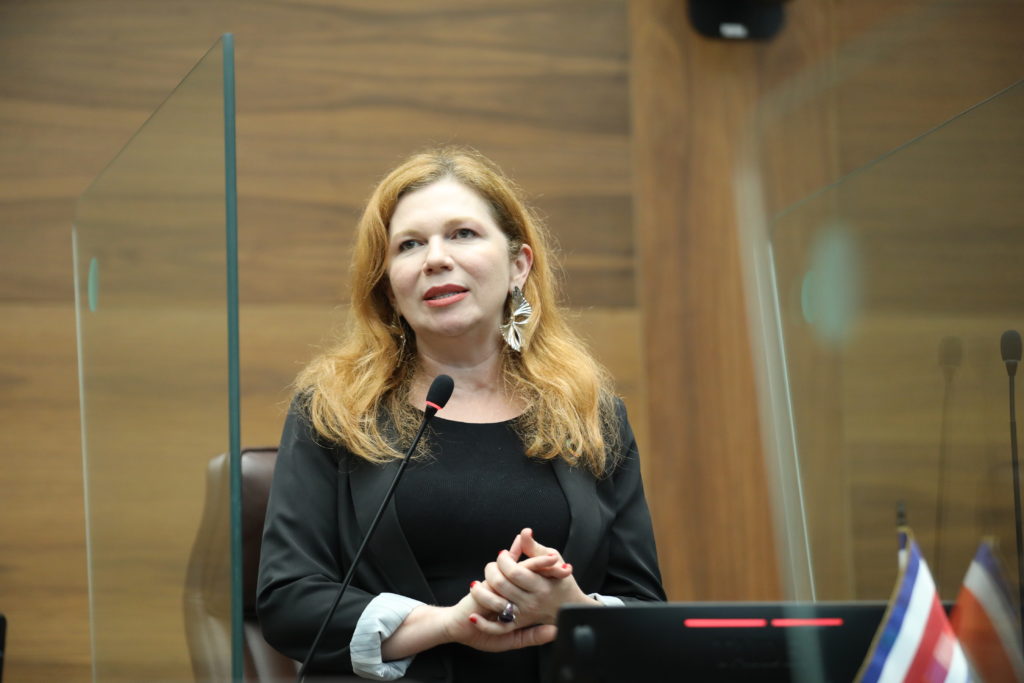 Diputada independiente propone que se prohíba el uso de celular en ...
